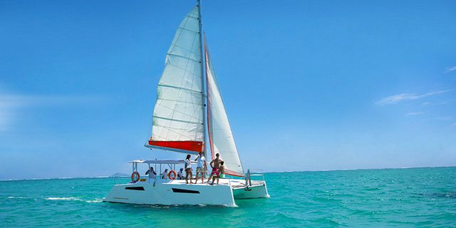 Croisière d'une Journée en Catamaran vers l'îlot Bernache - Vacances ...