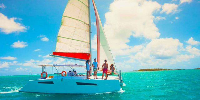 Croisière d'une Journée en Catamaran vers l'îlot Bernache - Vacances ...