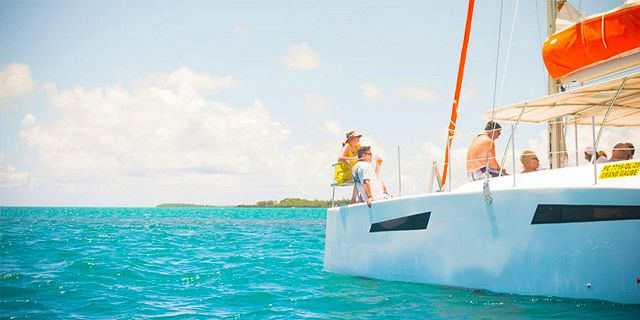 Croisière d'une Journée en Catamaran vers l'îlot Bernache - Vacances ...