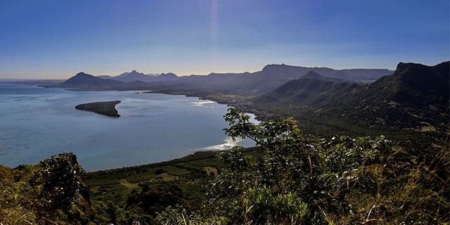Vue sur le Morne Brabant et l'Île aux Bénitiers - Vacances Maurice